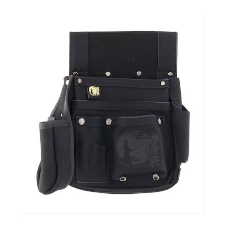 高儀0256-38-1001【商品説明】●侍ブラックとふくろ倶楽部のコラボ商品 ●牛の表皮仕様、非常に軽量でふくろ倶楽部の伝説と比べ強度は2倍●墨坪差し付き、ラチェット差し付き ●仕様、規格 ●寸法mm　W330×H310×D70 ●重量　...