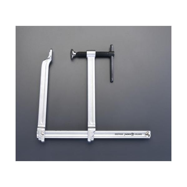 ●材質…炭素鋼●最大開口…400mm●口の深さ…500mm●荷重…450kg●重量…7.89kg●フレーム幅×厚…36.0×18.0mm●スイベルヘッド付●フレーム部分はスライド式。(スライド幅：257mm）●クランプ部分のパッドは自在式に...