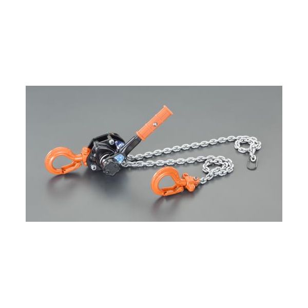 ●使用荷重…0.5t●最大巻取長…5m●重量…3.7kg●フック間最小距離…240mm●手巻力量…363N(37kg)●ロードチェーン…線径：4.3mm、掛数：1●フック口開き…24mm●逆転ツマミで、揚程を瞬時に調整できます。類似商品はこ...