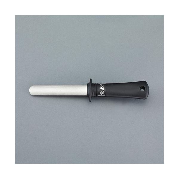 ●全長…205mm●刃幅…20mm●刃長…100mm●材質…刃：炭素鋼グリップ：ポリプロピレン●重量…100g●用途…鎌・ナタ・のぼり鎌・刈込鋏・包丁等●荒研ぎ・仕上げがこれ1本でOK●水で濡らさずそのまま使える●安全ツバ付類似商品はこちら...