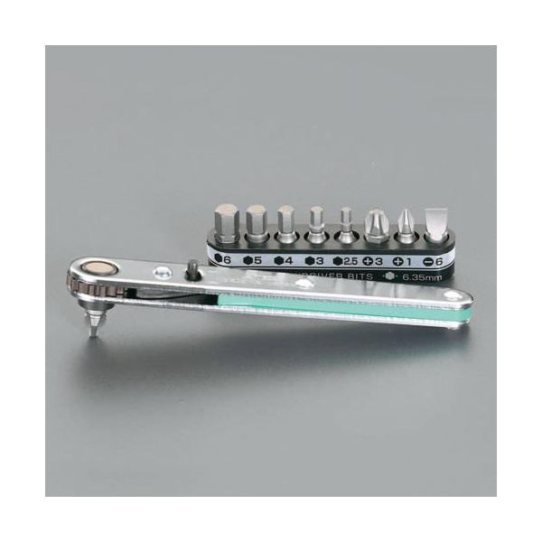●＜セット内容＞…10点●ラチェットハンドル…110mm●ビット…(＋)＃1・＃2・＃3・(−)6mm●ヘックスビット…2.5・3・4・5・6mm●六角シャンク…1/4”●総重量…108g●ラチェット左右切替式●ハンドル差込部にマグネット付...