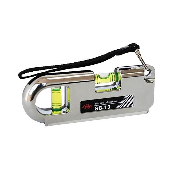 【商品説明】【用途】ポケット水平器。【機能・特徴】ハンドストラップ付きで作業中に便利です。【仕様】●気泡管感度：0.5mm/m＝0.0286度。●精度：±1.50mm/m＝±0.0859度以内。●強力ネオジウムマグネット搭載。【材質】●フレ...