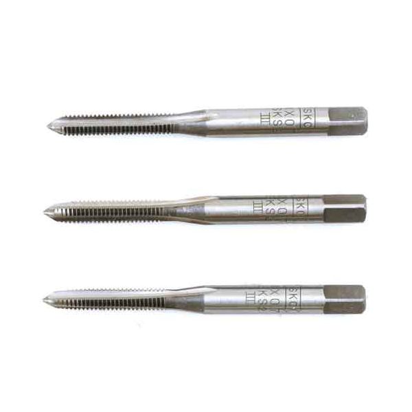 【用途】一般鉄鋼用ねじ切り作業(メネジ切り)。【機能・特徴】荒・中・仕上げタップのセット品です。手回しでねじ立てする為、切削物の厚みに関係なく、ねじ切りの長さや止める位置を思い通りに出来ます。荒、中、仕上げと3回に分けてねじ立てする為、より...