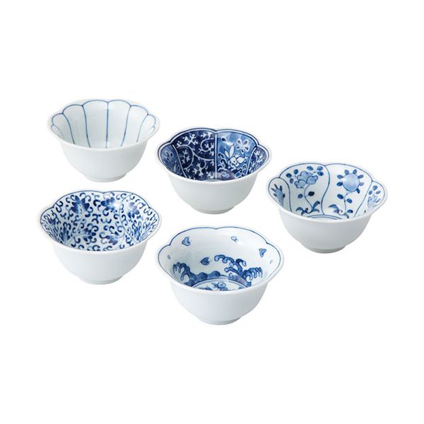 【商品説明】藍文様 花型小付5客揃伝統の和文様を絵付けした小鉢。和え物や少量の一品を添えるのに丁度良いサイズです。家庭用食洗機使用可。メーカー型番:31000サイズ:径9×4.5cm材質:磁器本体重量:約650g生産国:日本和陶器 贈答 引...