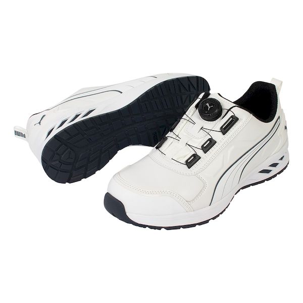 【商品説明】●日本限定のJAPAN ATHLETICシリーズ。●PUMA DISCレーシングシステム搭載で、素早く靴の脱ぎ履きが可能。●JISの耐高熱接触性試験（最高300℃・60秒以内）をクリアした専用ソール●アーチサポートインソールによ...