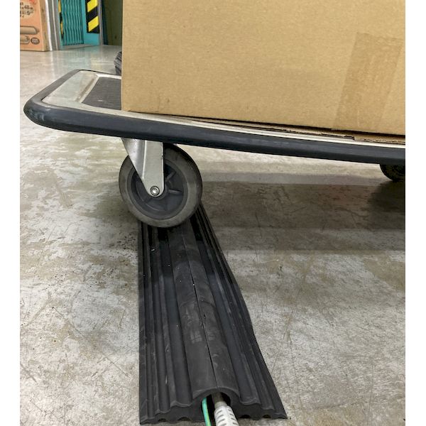 【商品説明】●工場内や道路でのコードの保護に最適です。●ゴム製に比べて引裂強度が強く裂けにくい！●重量が軽く扱いやすい！ゴム製の約30％軽減。●耐久性・耐摩耗性に優れています。●柔らかい素材で巻き癖が少なくコードの出し入れが簡単！●ゴム臭が...