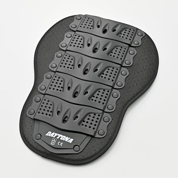 【商品説明】CE規格レベル1に対応した背中用ハードプロテクター。ハード樹脂素材をパンチングウレタンフォームに縫い付けた多層構造。背中の湾曲に沿ってフィットしながら通気性も確保します。CE規格に基づいたサイズ設計で、幅広いバイクウェアに取り付...