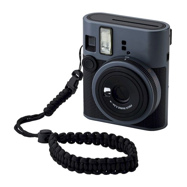 【商品説明】●”instax”(チェキ)や”写ルンです”など、幅広いコンパクトタイプのカメラに使えるハンドストラップです。●※取り付け部の形状により使用できない場合があります。●手首に掛けることで手から滑っても落ちにくく、カメラの落下を防げ...