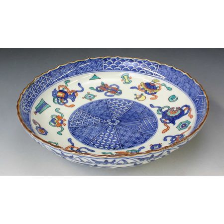 【商品説明】■京焼ならではの繊細な筆使いで描かれた、色鮮やかな色絵の宝紋。染付の祥瑞の藍とのバランスも絶妙で、華やかな誠におめでたい器です。■材質：磁器（京焼・清水焼）、日本製■寸法（約）：Φ220×H55mm■重量（約）：550g※商品の...