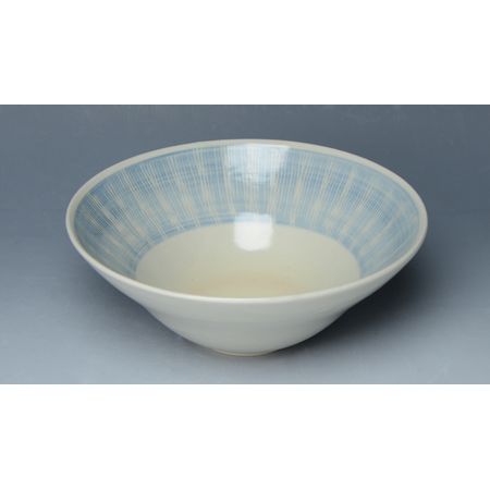 【商品説明】■内側に描かれた繊細な櫛目紋様、高台を小さくしたスタイリッシュな形状、日々の上質な暮らしをお洒落に演出する魅力的な器です。■材質：陶器（京焼・清水焼）、日本製■寸法（約）：Φ150×H60mm■重量（約）：200g※商品の性質上...