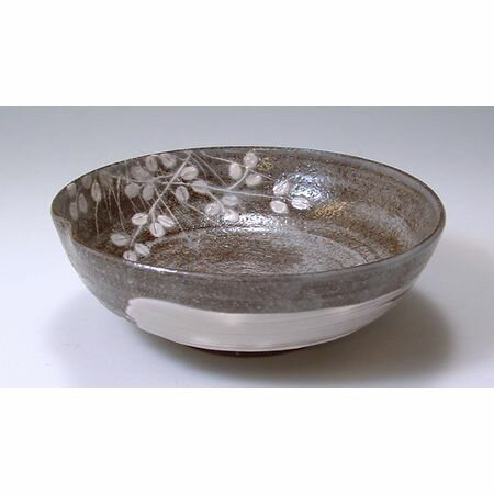 【商品説明】■渋みのある落ち着いた土色の鉢に、白盛で萩を繊細に表現した格調高い器です。モノクロな意匠ですが、深みのある風景を想像させる表現力で、食卓を上品に演出してくれます。■材質：陶器（京焼・清水焼）、日本製■寸法（約）：Φ170×H55...