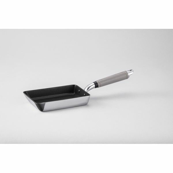 【商品説明】●ジャパンクオリティの最高級コーティング＆鋳物の限界まで軽量化 ●表面側は熱伝導に優れた固くて緻密な結晶、内部は熱保有力に優れた粗い結晶。鋳物ならではの結晶組織で熱をたっぷり蓄え、熱ムラのない全面均一加熱でおいしく調理します。●...