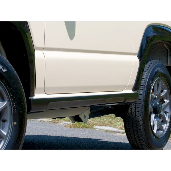 株式会社ビーナス06-6796-1333【商品説明】●新型ジムニー JB64W用 FRP製スタイリッシュサイドステップクラシカルな雰囲気のジムニーにピッタリのスリムなサイドステップが完成！！スクエアデザインのジムニーに直線的なサイドステップ...
