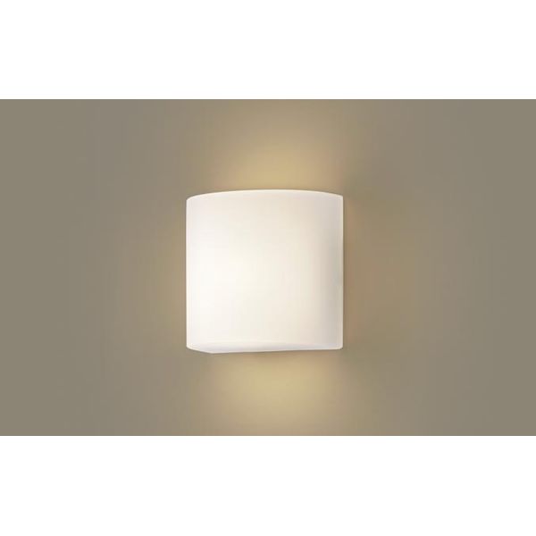 【商品説明】●壁直付型　LED（電球色）　ブラケット　拡散タイプ　白熱電球60形1灯器具相当【光源】●LED（電球色タイプ）1個　●色温度：2700 K　●光源寿命40000時間（光束維持率70％）【寸法質量】●幅：135 mm　●高：13...