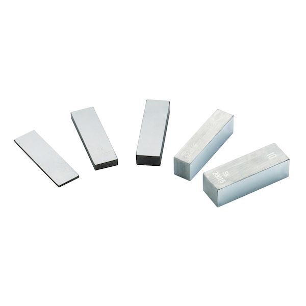 新潟精機0256-31-5660【商品説明】用途●ノギス、マイクロメータ、ダイヤルゲージなどの精度検査、比較測定用の基準ゲージに特徴●JIS規格のK級と0級、それぞれの高い精度を追求した、新潟精機独自の超高精度規格｢K0級｣です。●0級の寸...