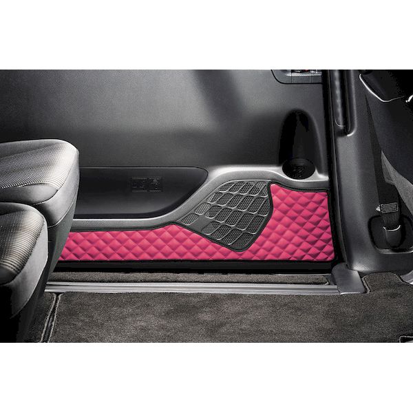 ※こちらの商品は受注生産品の為、ご注文後のキャンセル及び交換は不可となっておりますので予めご了承ください。【商品説明】●ふとした瞬間に足が当たってしまいドアの内張りに入ってしまうキズを防止する「ドアキックガード」キルティングレザーと商品本体...