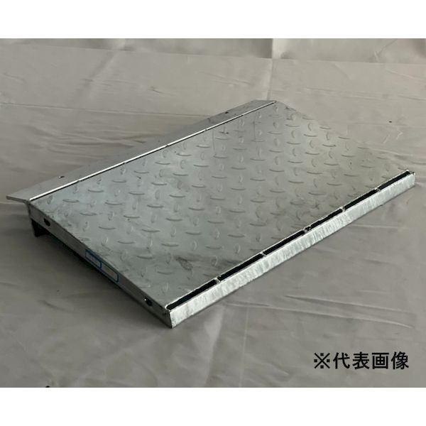 【商品説明】●特徴：車が歩道に乗り上げる際に段差をなくしスムーズに乗り上げることが出来ます。縞鋼板張りの歩道上りグレーチングです。適用段差100〜120ミリ用、適用荷重2トン（乗用車）です。●材質：鋼板製●本体寸法W×L×H（mm）340×...