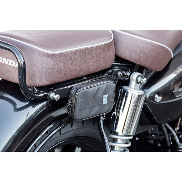 【商品説明】●リア回りが大きく異なるGB350 C用のETCケース取付用ステーが登場！取付個所に困る別体式ETC車載機をリアフレーム右に収めます。別売のETCケースと一緒に固定。●スチール製フラック※ETCケース ： レザーケース（ミツバ対...