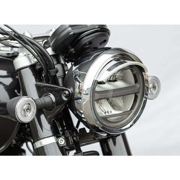 【商品説明】●レトロな車体イメージで造られたGB350Cの見た目をさらにレトロに仕上げていくヘッドライトバイザーが登場！へッドライトへの取付けも両面テープで簡単装着。違和感なく車体に収まる様にデザインにもこだわりました。●素材：スチール製メ...