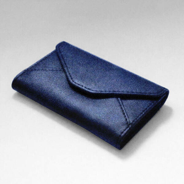 【商品説明】●7ポケットあり、仕分けが出来、必要なカードを探しやすい●表紙生地は、合成皮革ですが、塩ビ材が多く含む生地の為、経時変化による表面が割れてボロボロ剥がれる症状（加水分解）が起き難い生地を使用。●W：108xH：70xD：16（m...