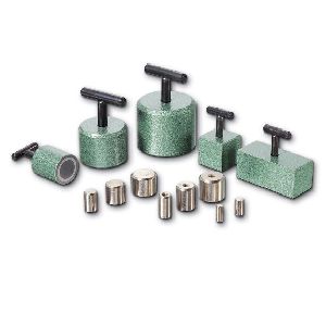 &nbsp; 新潟精機 &nbsp; 0256-31-5660 マグネット寸法φ5×13mm吸着力1.8N質量8g用途図面・定規・紙型の押さえに治具に組み込んで加工作業におけるワーク押さえなどに材質アルニコ磁石特長アルニコ磁石使用で高温に強...