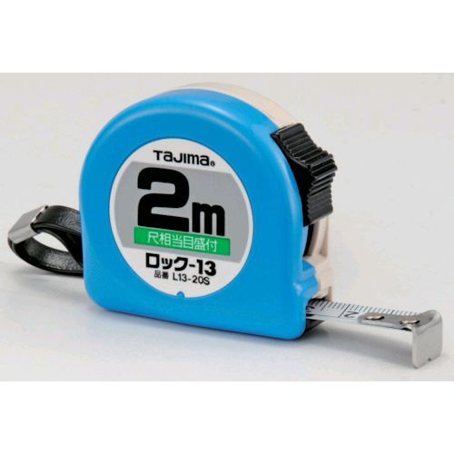 （株）TJMデザインメーカーお問い合わせ：0120-125577【特長】●尺相当目盛付です。●テープを固定できる、ロックタイプです。●ケース裏面は鉛筆でメモが書けます。【用途】●一般測定用コンベックス。【仕様】●テープ長さ(m)：2●テープ...
