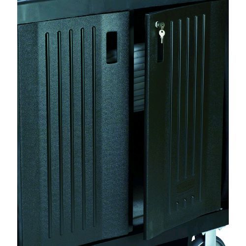 【特長】●ハウスキーピングカートの本体前面に取り付ける扉キット（ロック付き）です。【仕様】●色：ブラック●幅(mm)：864●奥行(mm)：803●高さ(mm)：48●適合本体：RM6189BK、RM6191BK、RM9T19BK【仕様2】...
