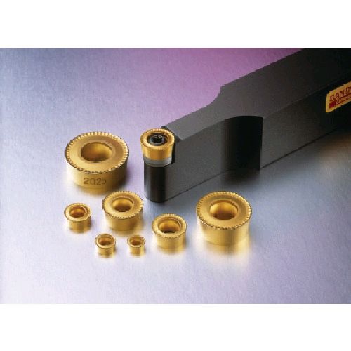 サンドビックメーカーお問い合わせ：0120-350-930【特長】●安定したチップクランプと優れた繰返し精度の、小型旋盤用外径旋削工具です。●妨げのない切りくず流れです。●スペースが少なくてすみます。●部品数が少ないです。【用途】●小型旋盤...