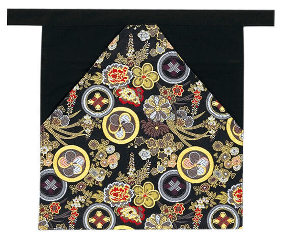 よさこいにおすすめな、鳴子入れです。 ●主素材● 　　ポリエステル・金属糸使用 　　（紐無地部分：綿100％） ●サイズ● 　　幅約28cm・丈約31cm(紐部分含む) 裏面にファスナーがついておりますので、小物が入れられます。 ※1点1点...