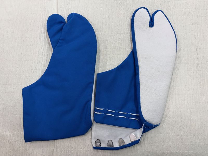 雲才底の室内用足袋です。 素材：綿100％（コハゼは金具） コハゼ数は4枚です。 ※お客様がお使いのパソコン環境、モニターの設定によっては色が違って見える場合もございます。 あらかじめご了承ください※