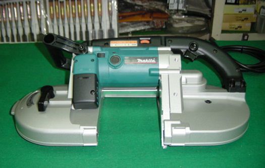 マキタ製のポ−タブルバンドソ−の2107F（ハンディ−タイプ）です。 消費電力は710Wで、質量は6.3kg、 機体寸法は508X188X256（WXDXH、mm）です。 使用する帯ノコ刃の寸法は　長さ1140X幅13X厚み0.5mmで、 ...