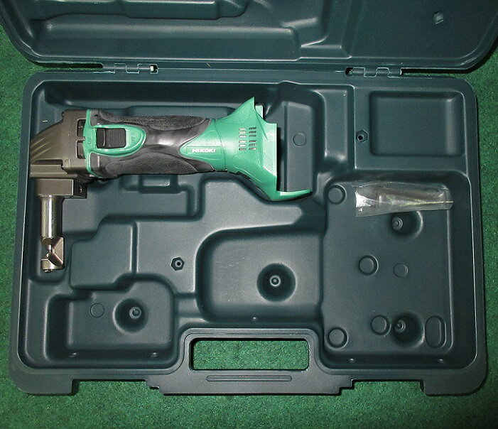 HiKOKI（日立工機）製の18VコードレスニブラのCN18DSL(NN)とケースのセットです。 特徴 ●クラストップ※1の作業量 ・1充電当たりの切断長さ（目安）※2 ：約100m 　条件：軟鋼板（SPCC）厚さ1.6mm ・切断速度※2...