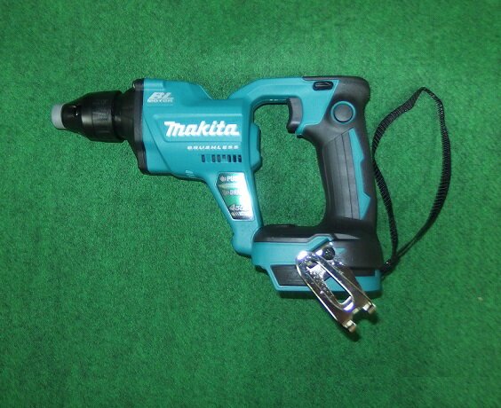 マキタ製の18V充電式スクリュ−ドライバのFS455DZ（本体のみ・青）です。 特徴 ●AC機を超え、さらなる高みへ！ ・回転数4500min-1 　AC機と同じ回転数（マキタ製従来機比） ・ブラシレスモ−タ−搭載 ●圧倒的な低騒音＆豊富な...