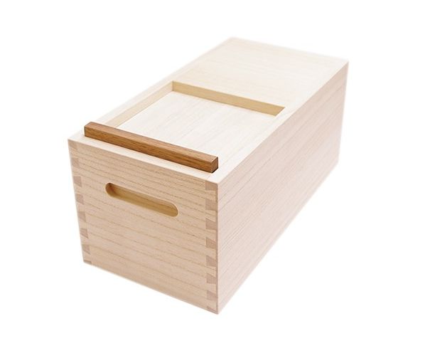 ※お取り寄せ商品です。在庫のある場合は、1〜5営業日で発送いたします。在庫が流動的ですので、急な品切れにはご了承くださいませ。お急ぎの場合は予めお問い合わせいただけますと助かります。 商品名 米びつ　5Kg用　桐桐米　WKKM−050 メー...