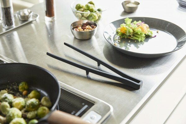 ※お取り寄せ商品です。在庫のある場合は、1〜5営業日で発送いたします。在庫が流動的ですので、急な品切れにはご了承くださいませ。お急ぎの場合は予めお問い合わせいただけますと助かります。 商品名 シリコーン菜箸トング　タワー　5196 メーカー...