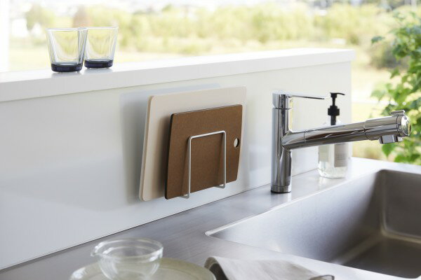 ※お取り寄せ商品です。在庫のある場合は、1〜5営業日で発送いたします。在庫が流動的ですので、急な品切れにはご了承くださいませ。お急ぎの場合は予めお問い合わせいただけますと助かります。 商品名 フィルムフックマナ板ホルダー　タワー　6364 ...