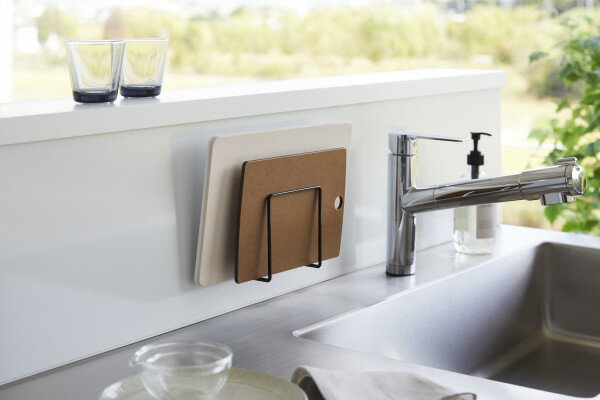 ※お取り寄せ商品です。在庫のある場合は、1〜5営業日で発送いたします。在庫が流動的ですので、急な品切れにはご了承くださいませ。お急ぎの場合は予めお問い合わせいただけますと助かります。 商品名 フィルムフックマナ板ホルダー　タワー　6365 ...