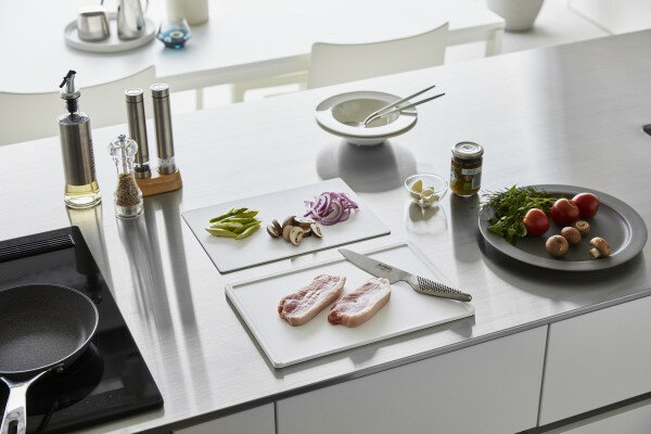 ※お取り寄せ商品です。在庫のある場合は、1〜5営業日で発送いたします。在庫が流動的ですので、急な品切れにはご了承くださいませ。お急ぎの場合は予めお問い合わせいただけますと助かります。 商品名 抗菌まな板＆シートまな板セット　タワー　7020...