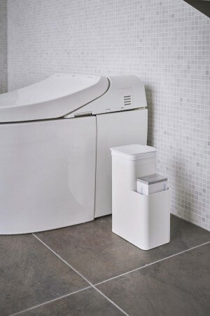 ※お取り寄せ商品です。在庫のある場合は、1〜5営業日で発送いたします。在庫が流動的ですので、急な品切れにはご了承くださいませ。お急ぎの場合は予めお問い合わせいただけますと助かります。 商品名 収納付きトイレポット　タワー　5232 メーカー...