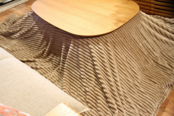 ※お取り寄せ商品です。在庫のある場合は、1〜5営業日で発送いたします。在庫が流動的ですので、急な品切れにはご了承くださいませ。お急ぎの場合は予めお問い合わせいただけますと助かります。 商品名 こたつ薄掛布団　カバー付き　モルデ　 メーカー ...