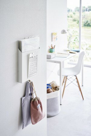 ※お取り寄せ商品です。在庫のある場合は、1〜5営業日で発送いたします。在庫が流動的ですので、急な品切れにはご了承くださいませ。お急ぎの場合は予めお問い合わせいただけますと助かります。 商品名 石こうボード壁対応プリント収納ホルダー　タワー　...