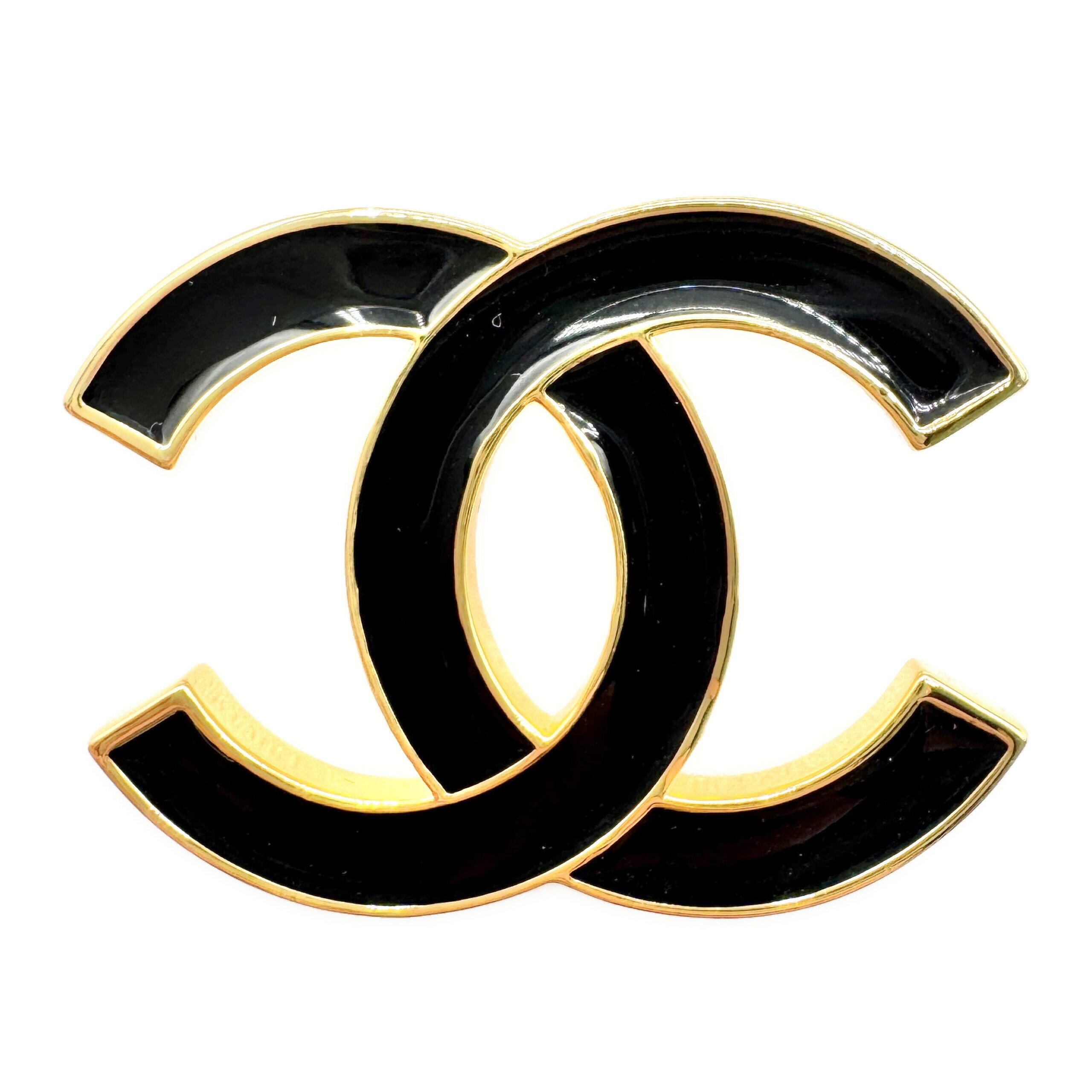 ● 商品情報 取扱店舗心斎橋 商品番号604 ランク新品同様 ブランドシャネル(CHANEL) 色黒 素材メタル 金具ゴールド金具 サイズW4.2cm×H3.2cm 付属品なし 製造番号I24 商品状態微細なスレ ● 商品ランク 新品傷や使...