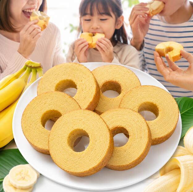 商品情報商品説明大人気商品「しっとりなめらかおとなのばうむ。」のバナナ味が季節限定フレーバーとして新たに登場しました。風味豊かなバナナ味のしっとりなめらか食感のバウムクーヘンです。個包装になっていて保存にも持ち運びにも便利です。しっとりなめ...