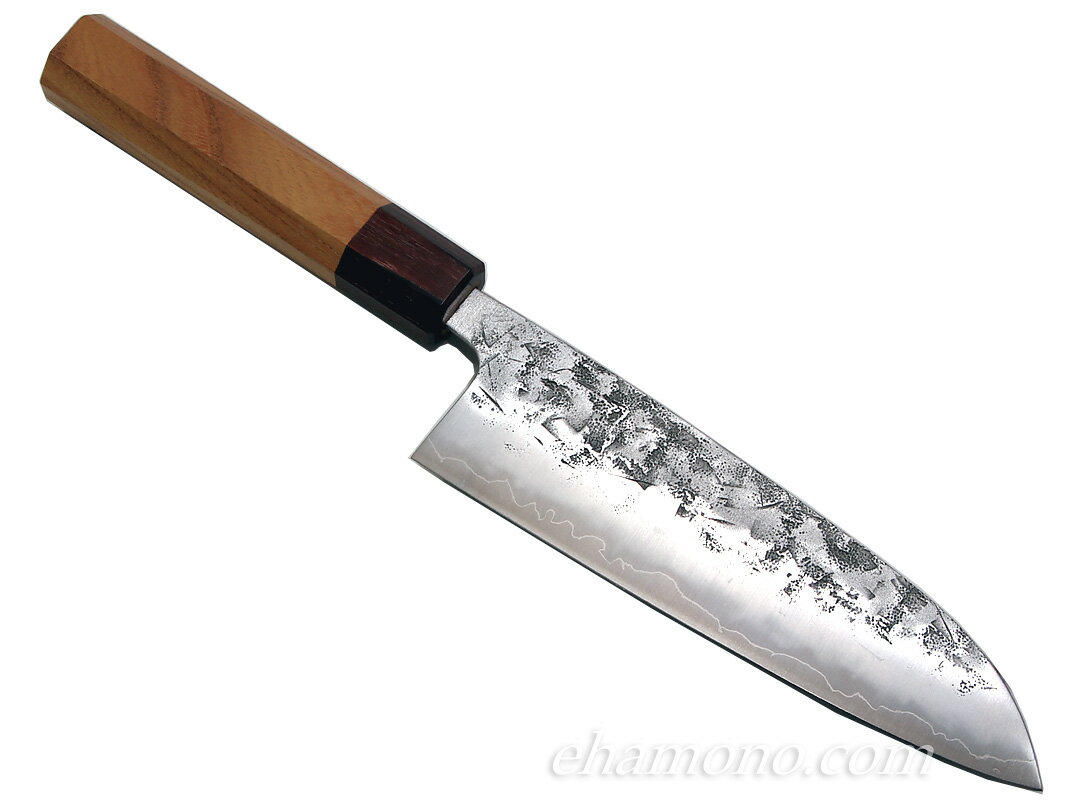 ステンレスの間に、硬くさびにくいSLD鋼を挟み込んだ、和式三徳包丁です。 梨地鎚目の味わい深い刀身に、欅（けやき）八角柄を付けた魅力的な造りになっています。 芯鋼に使われている「SLD」は日立金属で作られておりダイス鋼とも言われ、高炭素で ...