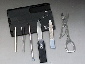 可愛いブラックのスケルトンです。 カード型のケースに、ブレード、ハサミ、爪ヤスリやボールペンなどが収まります。 &nbsp; &nbsp;　