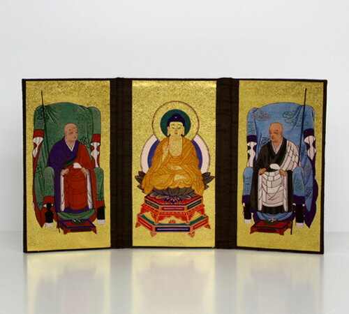 サイズ（開いた状態） 【横】21cm　【縦】11.7cm 商品説明 仏壇をお持ちでない方も、お供え物さえあれば場所をとらずにご本尊様を拝むことが出来ます。 ※台紙のお色は異なる場合がございます。