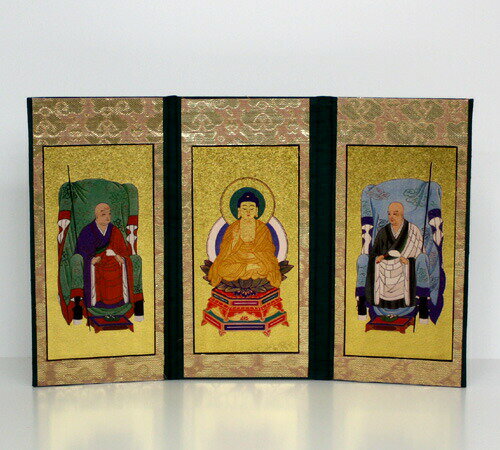 サイズ（開いた状態） 【幅】25.6cm　【縦】16.6cm 商品説明 仏壇をお持ちでない方も、お供え物さえあれば場所をとらずにご本尊様を拝むことが出来ます。 ※台紙のお色は異なる場合がございます。