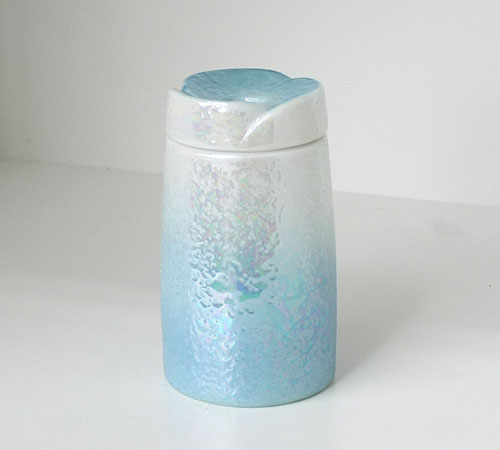 サイズ 【幅】約4.8cm　【高さ】8cm 商品説明 ●やさしい色合いと丸みのある形に心やわらぐシリーズです。 ●清々しいブルーのきらめくグラデーション。 ●チューリップの花びらのような形です。