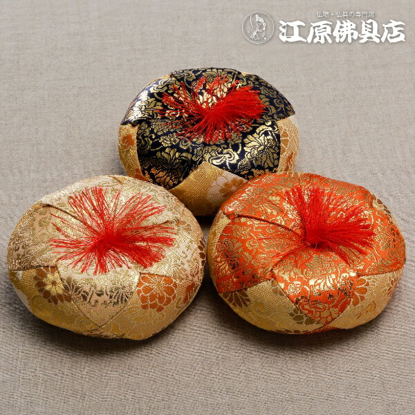 材質 綴れ・金襴 サイズ 【直径】約12cm 商品説明 リンを置く専用の布団です。