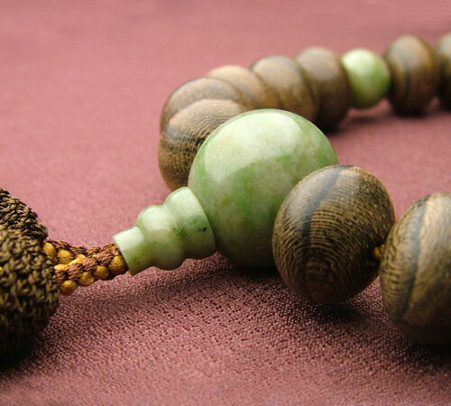 サイズ 24珠（主珠） 材質 【主珠】シャム柿（15×12mm）『みかん珠』 【親珠】独山玉（20×16mm）『みかん珠』 【二天珠】独山玉（12×9mm）『みかん珠』 房 こげ茶色房（正絹頭付） 付属品 専用桐箱付 宗派 どの宗派でもお使...